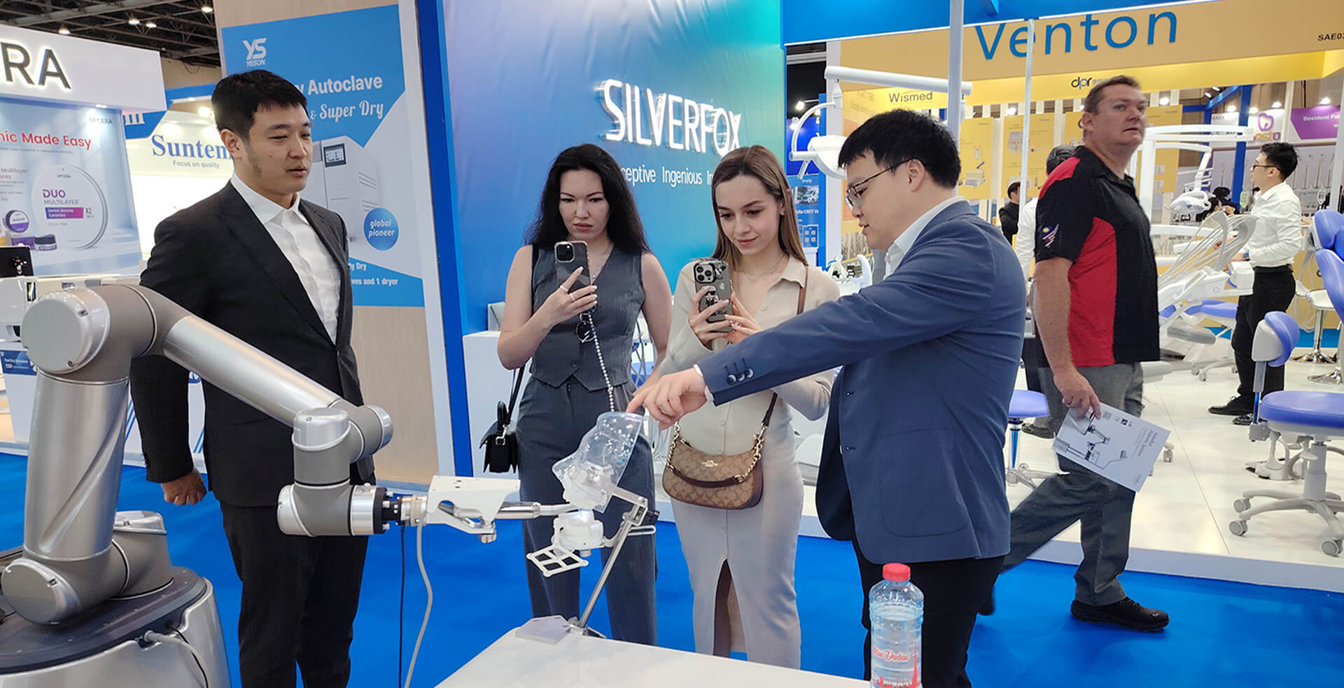 雅客智慧口腔种植系统，安全、精准、高效、微创的数字化口腔医疗机器人！